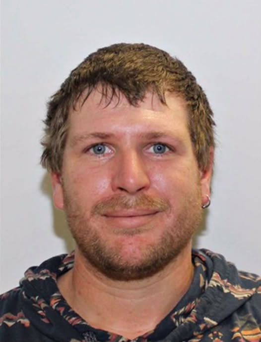 Half-dozen people may have helped alleged cop shooter hide from manhunt ...